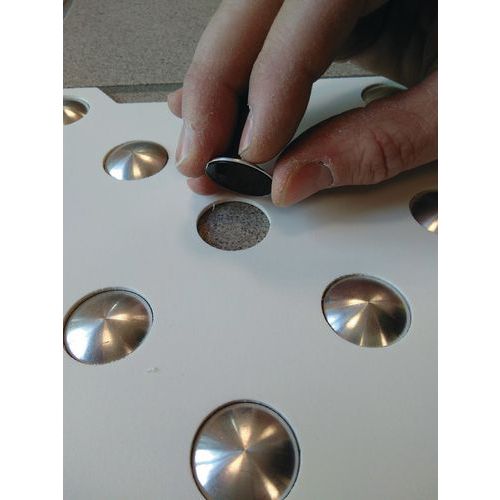 Plot podotactile adhésif en aluminium brut - Manutan.fr