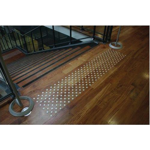 Plot podotactile adhésif en aluminium anodisé - Manutan.fr