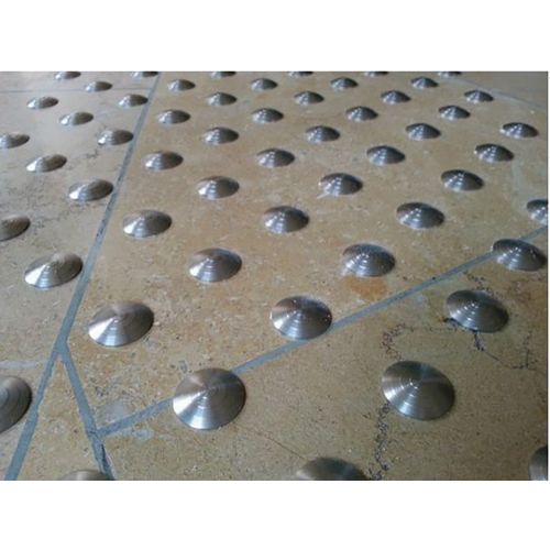 Plot podotactile adhésif en Inox - Manutan.fr