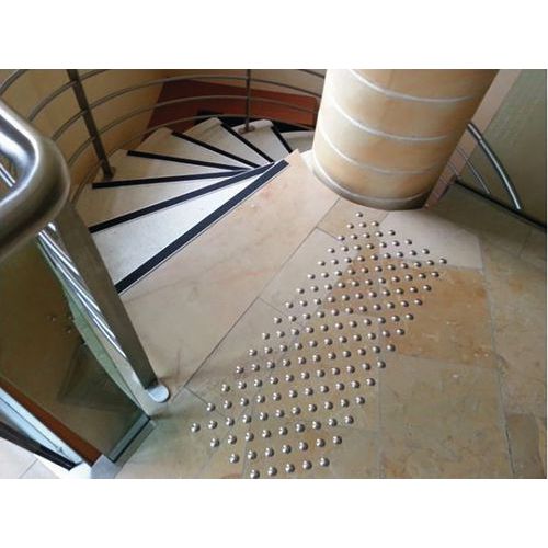 Plot podotactile adhésif en Inox - Manutan.fr